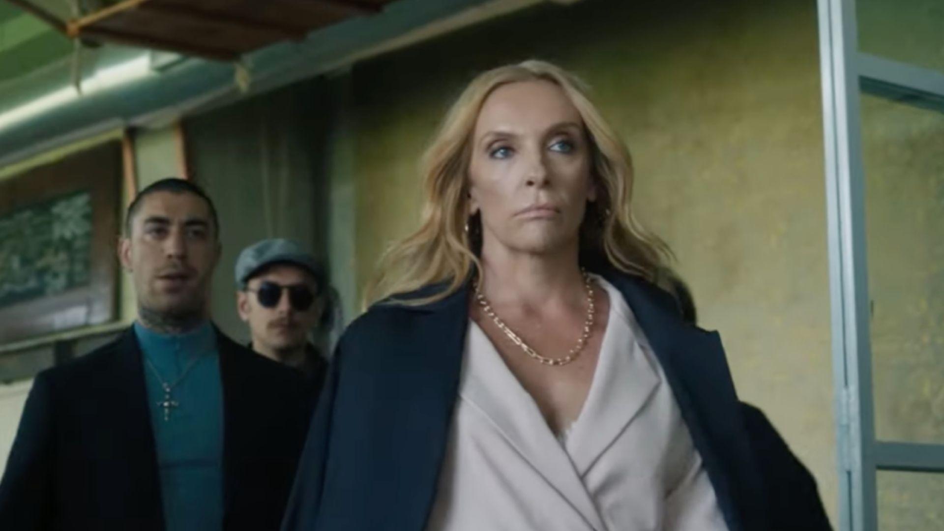 Toni Collette vive chefe da máfia em trailer de "Mafia Mamma - De ...